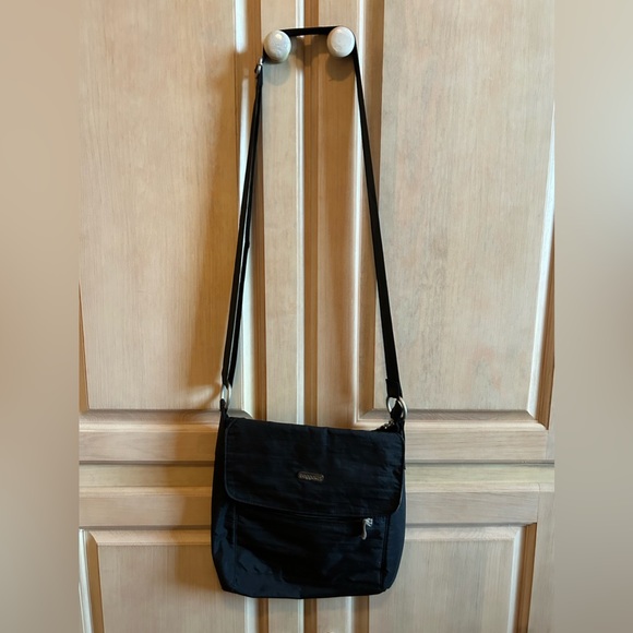 Baggallini | Bags | Baggallini Crossbody With Khaki Color Inside Euc ...